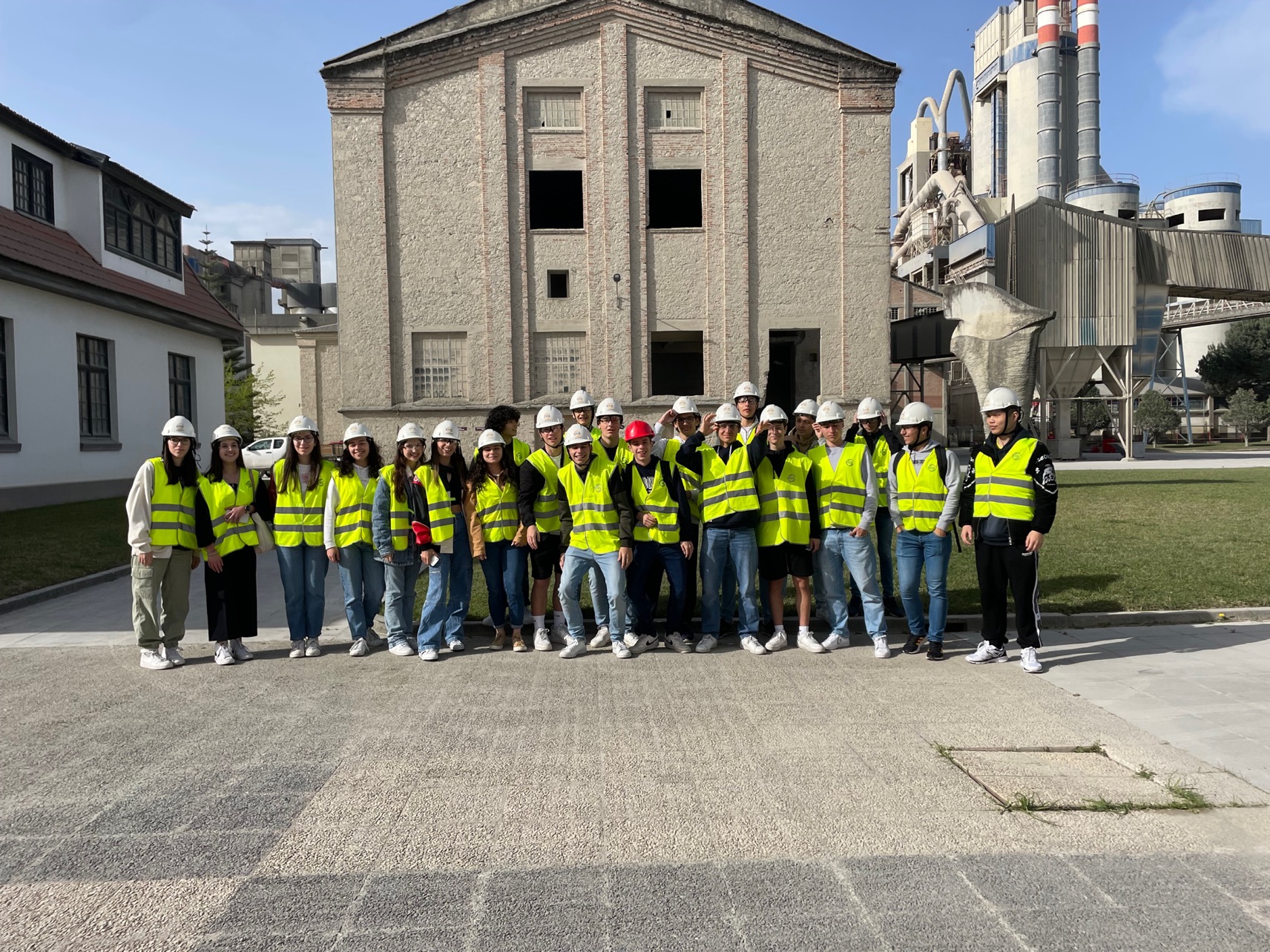 Visita de Estudo à Fábrica da Secil, na Maceira, e ao Museu do Vidro ...